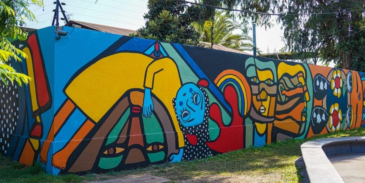 Mon Laferte y "Mono" González inauguran mural en el Estadio Nacional